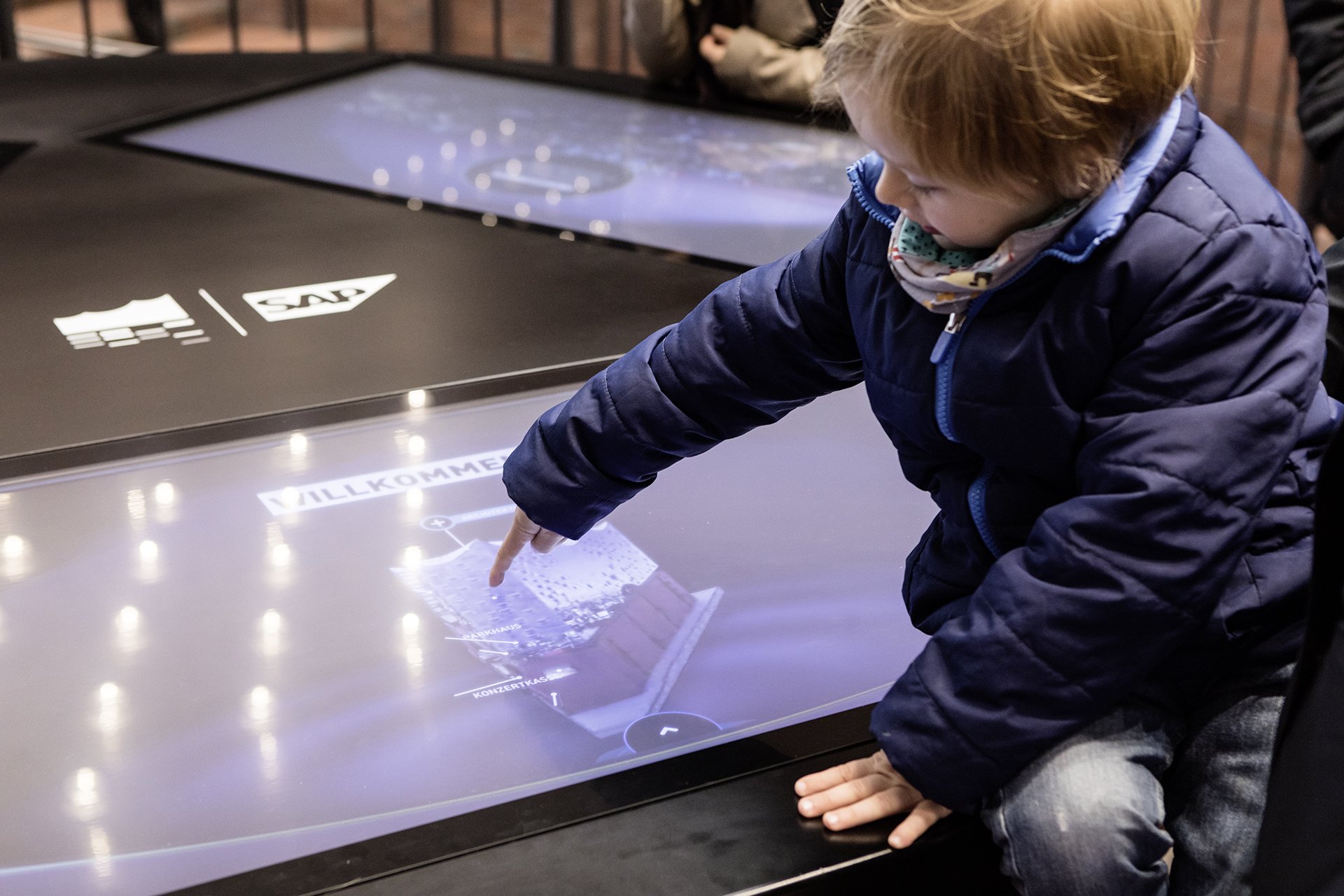 Der Smart Table auf der Elbphilharmonie Plaza - Elbphilharmonie Mediathek
