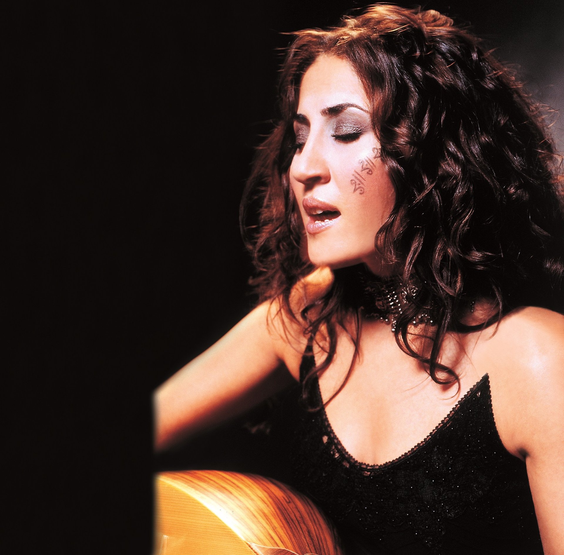 5 Fragen an Aynur - Elbphilharmonie Mediathek